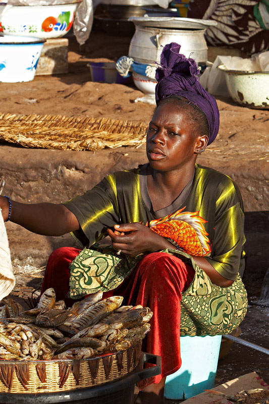 46 Market woman Mopti