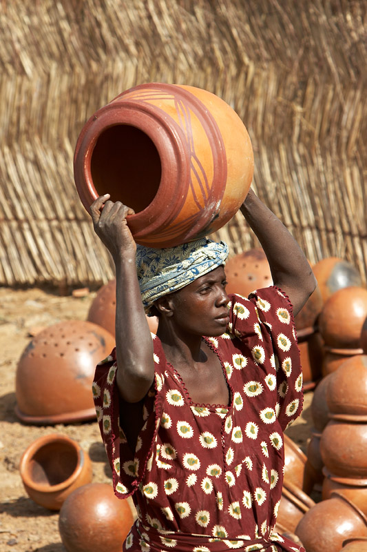 7 Woman with pottery Segou